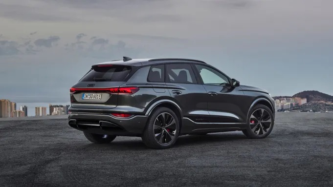 StriveME - تقدم مثير للإعجاب: اودي تكشف عن كيو 6 اي ترون 2025 بنسختين قياسية ورياضية